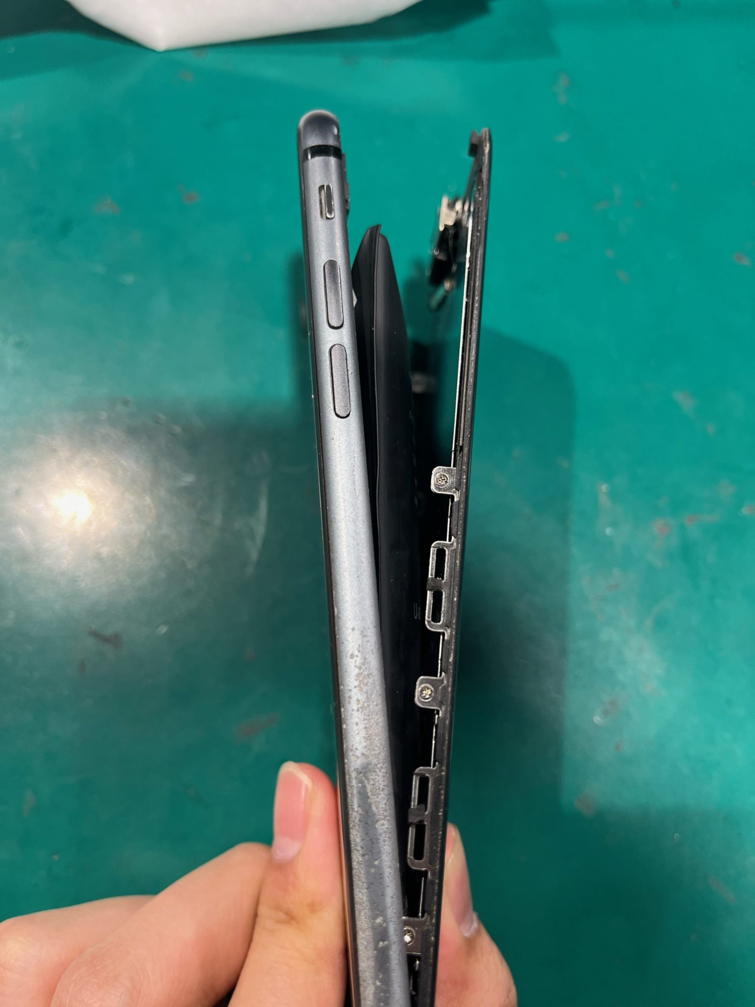 使ってないiPhoneの画面が膨らんできた、、 - スマホ処分ZAURUSの処分事例